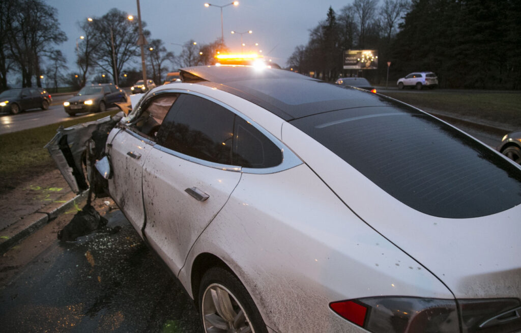 Tesla Model S Safety Again Put To Test In A Crash With MAZ Crane Truck