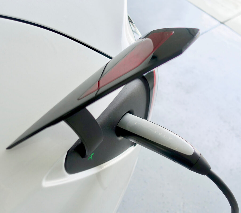 Tesla Model 3 has an auto open and close 'Charge Port Flap', see how it ...