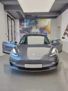 Tesla Model 3 reaches European Tesla Stores to a jam packed show ...